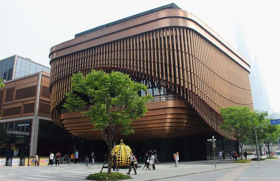 Some examples of dynamic architecture with moving elements
