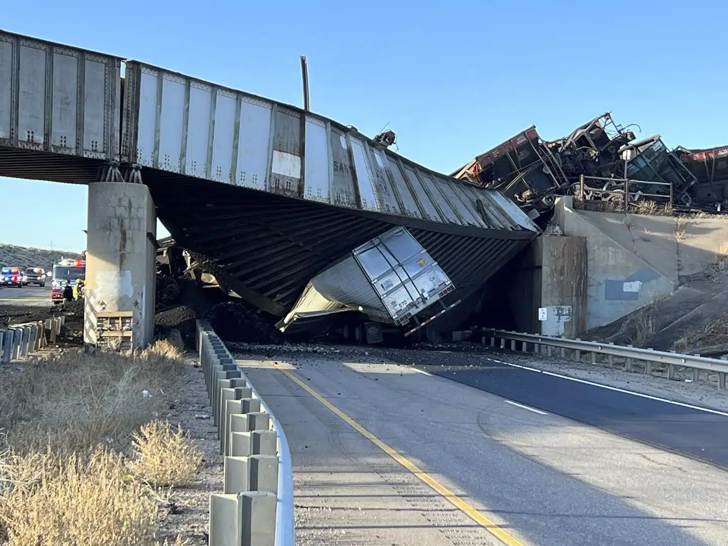 What causes bridges and bridges to collapse?
